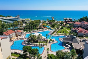 Piscina interior, 2 piscinas exteriores, guarda-sóis, espreguiçadeiras