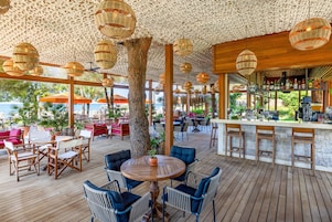 Pequenos-almoços, almoços, jantares servidos, cozinha internacional