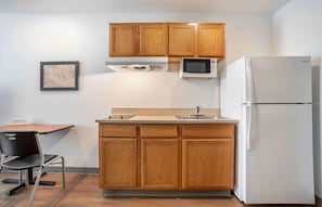 Estúdio standard, 2 camas de casal, para não fumantes, geladeira e micro-ondas | Cozinha privada | Geladeira grande, micro-ondas, cooktop, freezer
