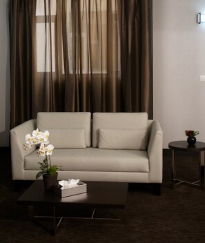 Roupas de cama premium, frigobar, cofres nos quartos, escrivaninha