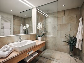 Quarto Familiar, 2 quartos | Casa de banho | Artigos de higiene pessoal grátis, um secador de cabelo, roupões 