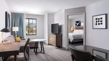 Suite, 1 cama king-size | Cofre no quarto, secretária, ferro/tábua de engomar, Wi-fi grátis