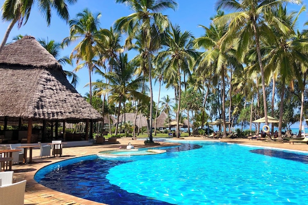 2 piscinas exteriores