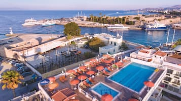 Piscina exterior sazonal, guarda-sóis, espreguiçadeiras