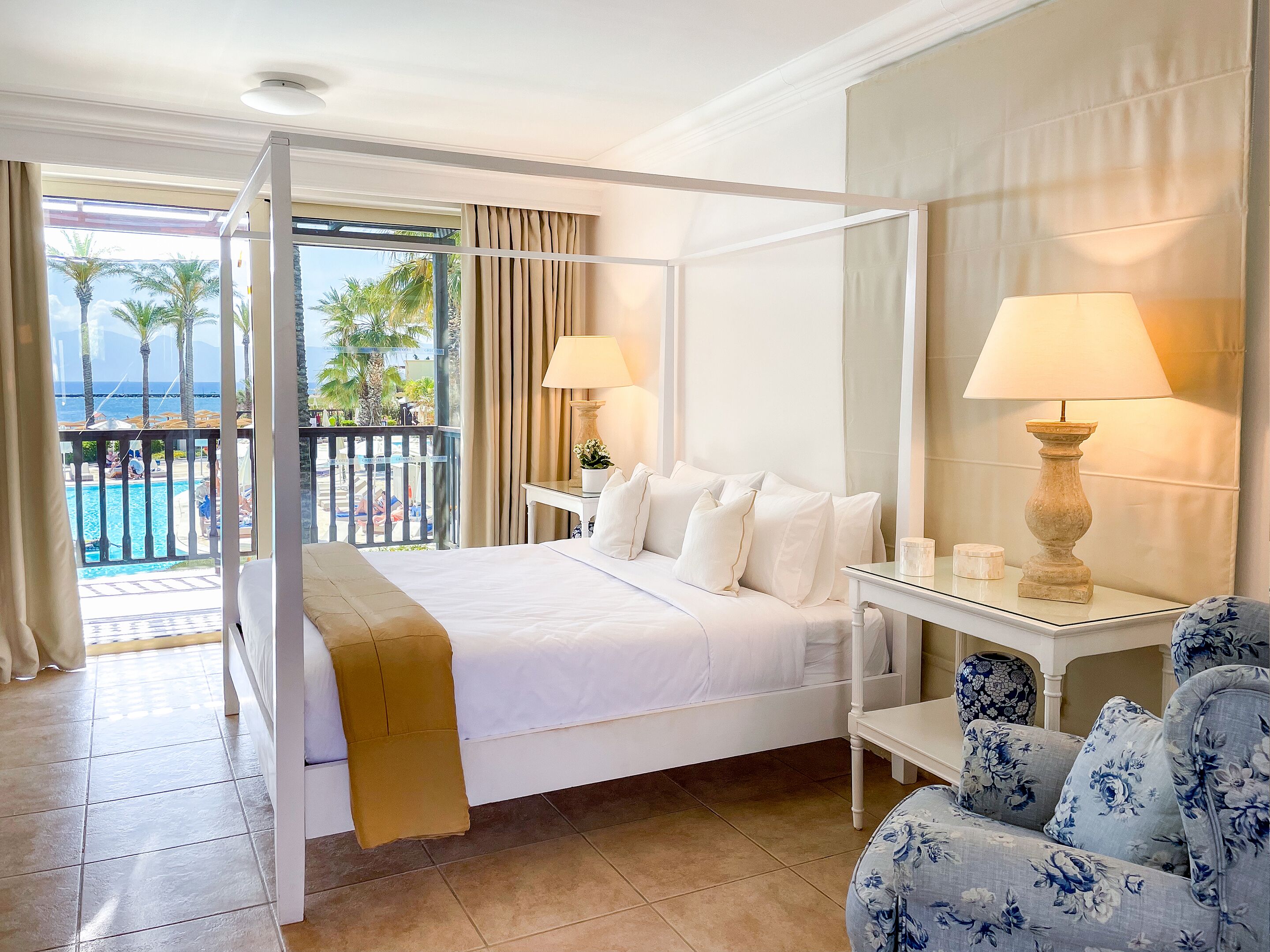 Luxury Family Suite Sharing Pool Balcony | Roupa de alta qualidade, minibar, cofre no quarto, secretária 