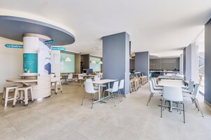 Café da manhã com buffet grátis todos os dias