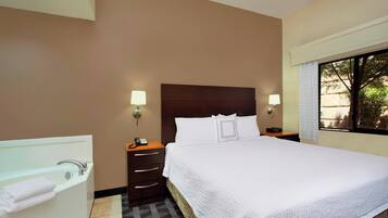 Roupas de cama premium, escrivaninha, cortinas blackout