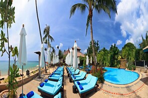 Piscina externa, funciona das 6h às 18h, guarda-sóis, espreguiçadeiras