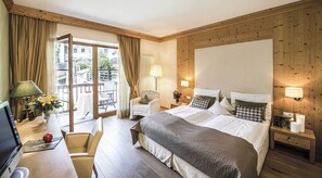 Quarto casal superior | Roupas de cama premium, frigobar, cofres nos quartos, cortinas blackout