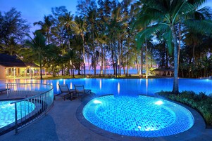 Piscina externa, guarda-sóis, espreguiçadeiras