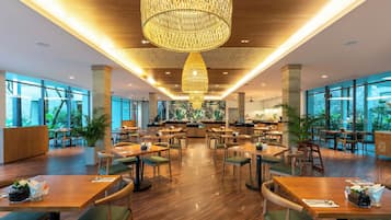 2 restaurantes, café da manhã, culinária internacional