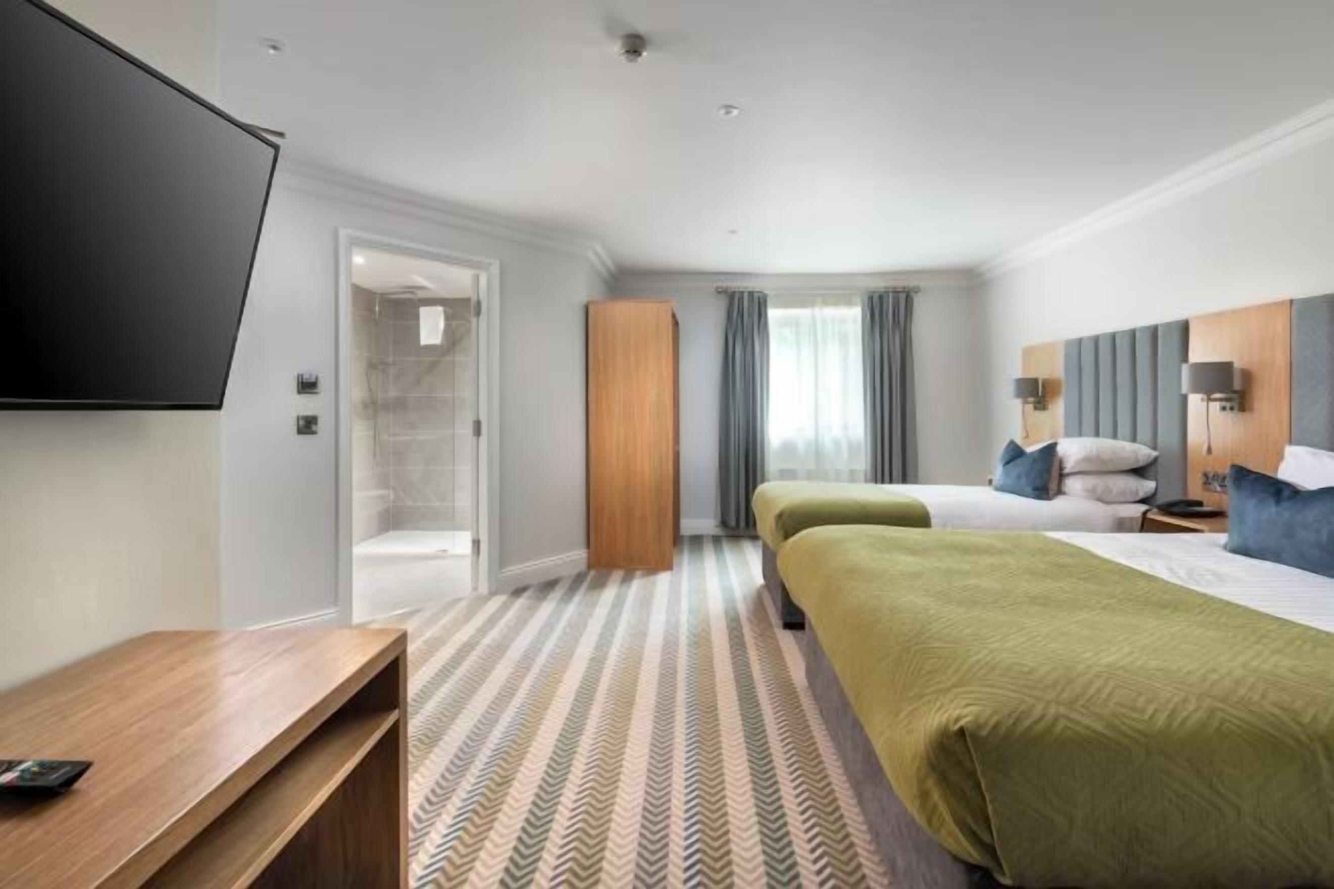 Roupas de cama premium, cofres nos quartos, escrivaninha