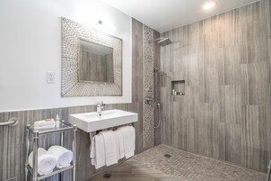 Suíte, 1 cama King, cozinha americana, vista para a montanha | Banheiro | Chuveiro, produtos de toalete grátis, secador de cabelo 