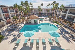 Piscina externa, piscina aquecida, funciona das 8h às 22h, guarda-sóis