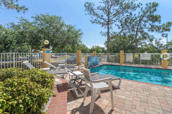 Piscina exterior, da(s) 8:00 à(s) 22:00, guarda-sóis, espreguiçadeiras