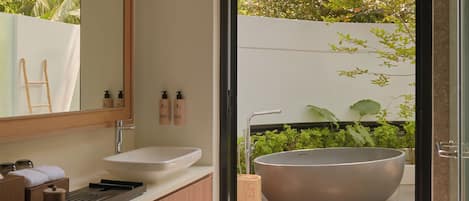 One Bedroom Pool Villa | Casa de banho | Um chuveiro fixo, artigos de higiene pessoal grátis