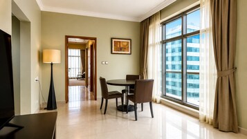 Suite Deluxe, 1 cama king-size | Sala de estar | Televisor LED de 32 polegadas com canais por cabo, televisor