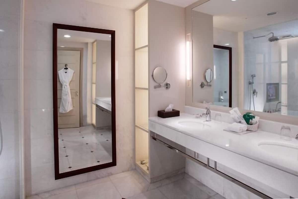 Banheiro | Banheira e chuveiro separados, secador de cabelo, roupões de banho