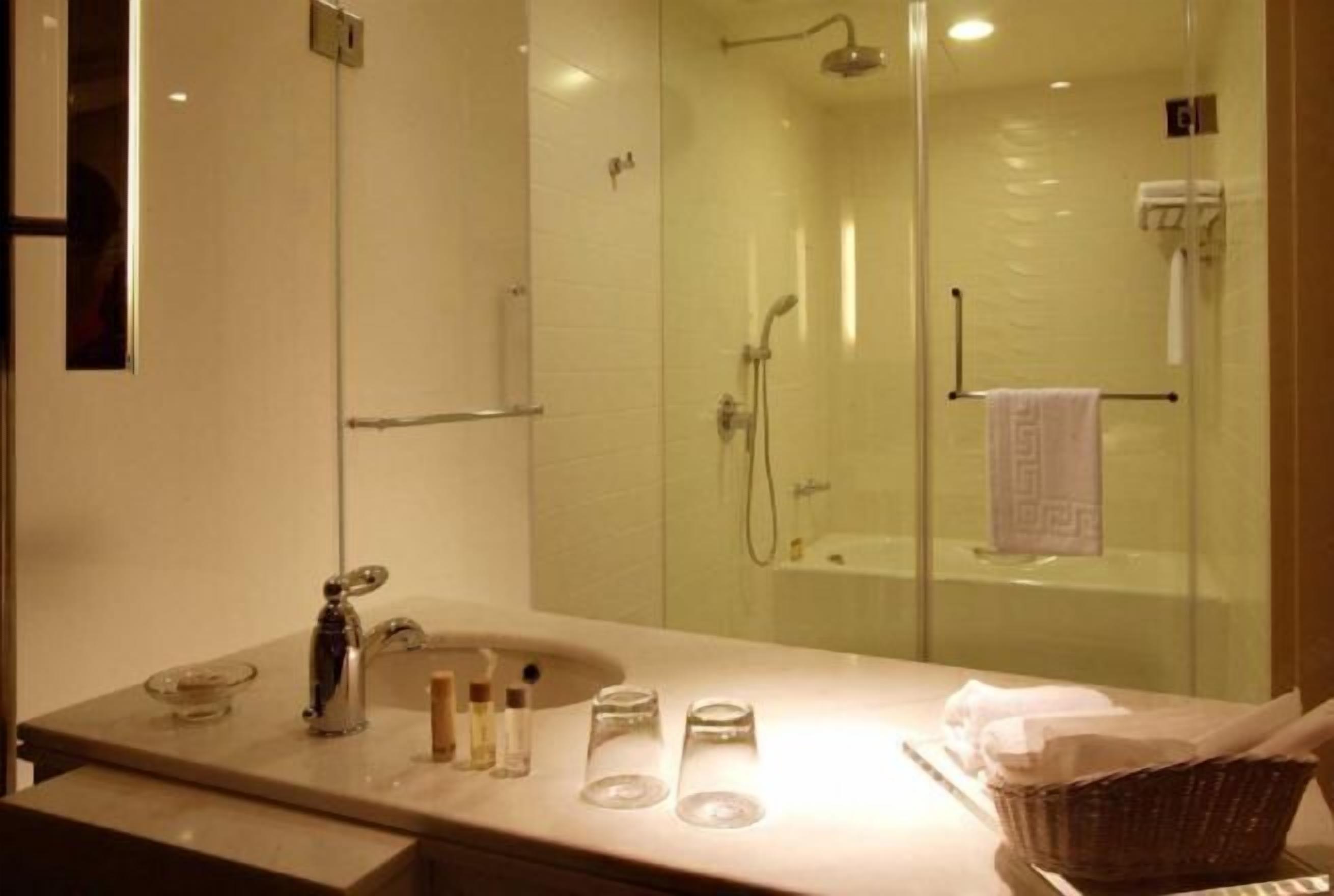 Banheira e chuveiro separados, secador de cabelo, roupões de banho 