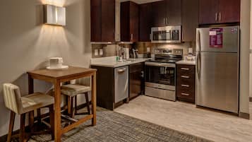 Geladeira grande, micro-ondas, cooktop, lava-louças