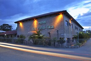 Fachada da propriedade à noite