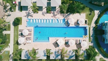 Piscina externa, funciona das 7h às 22h, barracas de cortesia