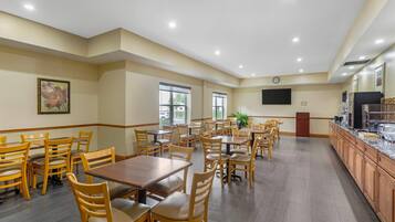 Café da manhã com buffet grátis todos os dias