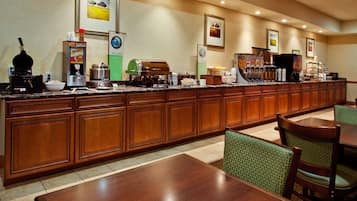 Café da manhã com buffet grátis todos os dias
