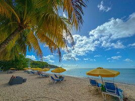 Na praia, praia de areia branca, autocarro grátis para a praia 