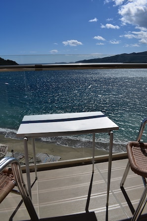 Quarto Triplo Standard, 1 quarto, vista para a praia | Lençóis de algodão egípcio, roupa de alta qualidade, cofre no quarto 