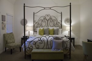 Quarto Executivo, 1 cama king-size | Roupa de alta qualidade, camas de colchão pillowtop, minibar