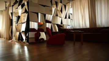 Suite | Sala de estar | TV de ecrã plano