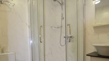 Um secador de cabelo (mediante pedido), toalhas fornecidas