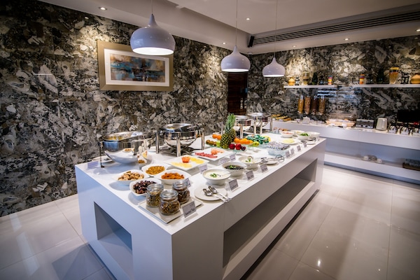 Pequeno-almoço tipo buffet diário (40 AED por pessoa)