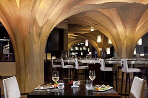 9 restaurantes: servem pequenos-almoços, almoços e jantares