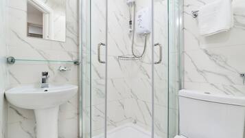 Um secador de cabelo (mediante pedido), toalhas fornecidas