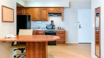 Um frigorífico/congelador grande, um micro-ondas, uma placa de cozinha