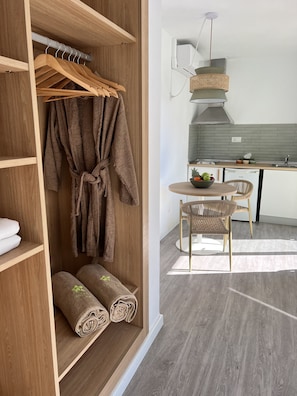 Cofres nos quartos, quartos à prova de som, Wi-Fi de cortesia