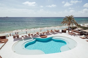 Piscina externa, guarda-sóis, espreguiçadeiras