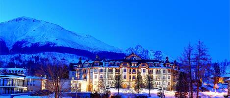 Fachada da propriedade à noite