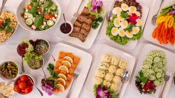 Pequeno-almoço tipo buffet diário (80 PLN por pessoa)