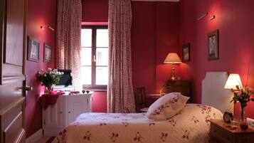 Quarto Individual Standard | Roupa hipoalergénica, minibar, cofre no quarto