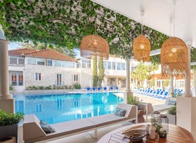 2 piscinas internas, 3 piscinas externas, guarda-s óis, espreguiçadeiras
