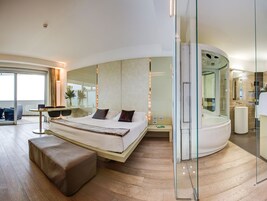 Quarto Triplo Executivo | Edredões de penas, minibar, cofre no quarto, secretária 