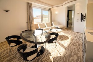Suíte superluxo (4 people) | Edredons de pluma, frigobar, cofres nos quartos, escrivaninha