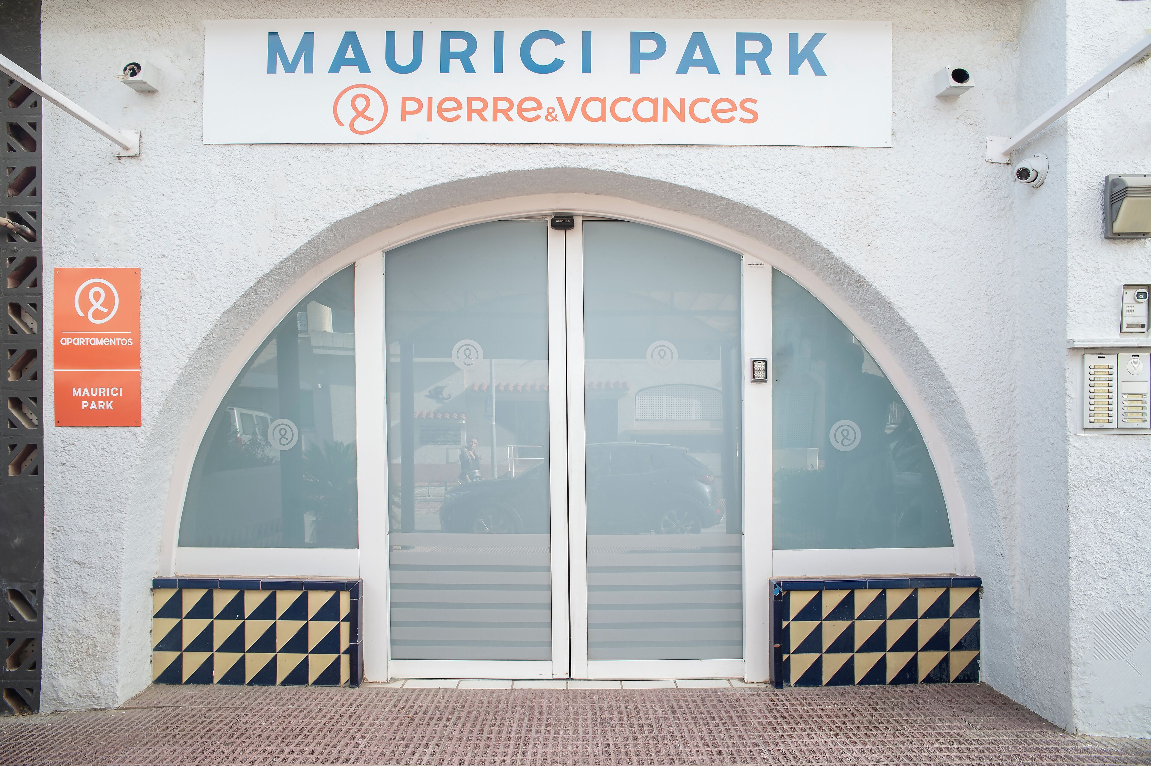 Entrada de um edifício com uma placa indicando 