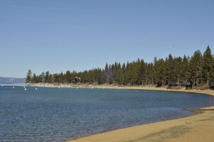 Praia particular nas proximidades, areia branca, bar na praia 
