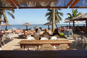 Com vista para a praia, serve pequenos-almoços, almoços e jantares 