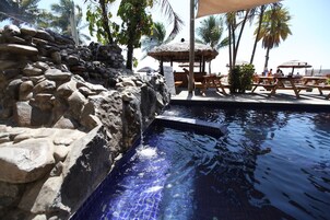 Piscina exterior, da(s) 8:30 à(s) 18:00, guarda-sóis, espreguiçadeiras 