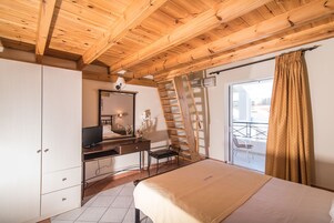 Loft família, vista para a piscina | Cofres nos quartos, individualmente decorados